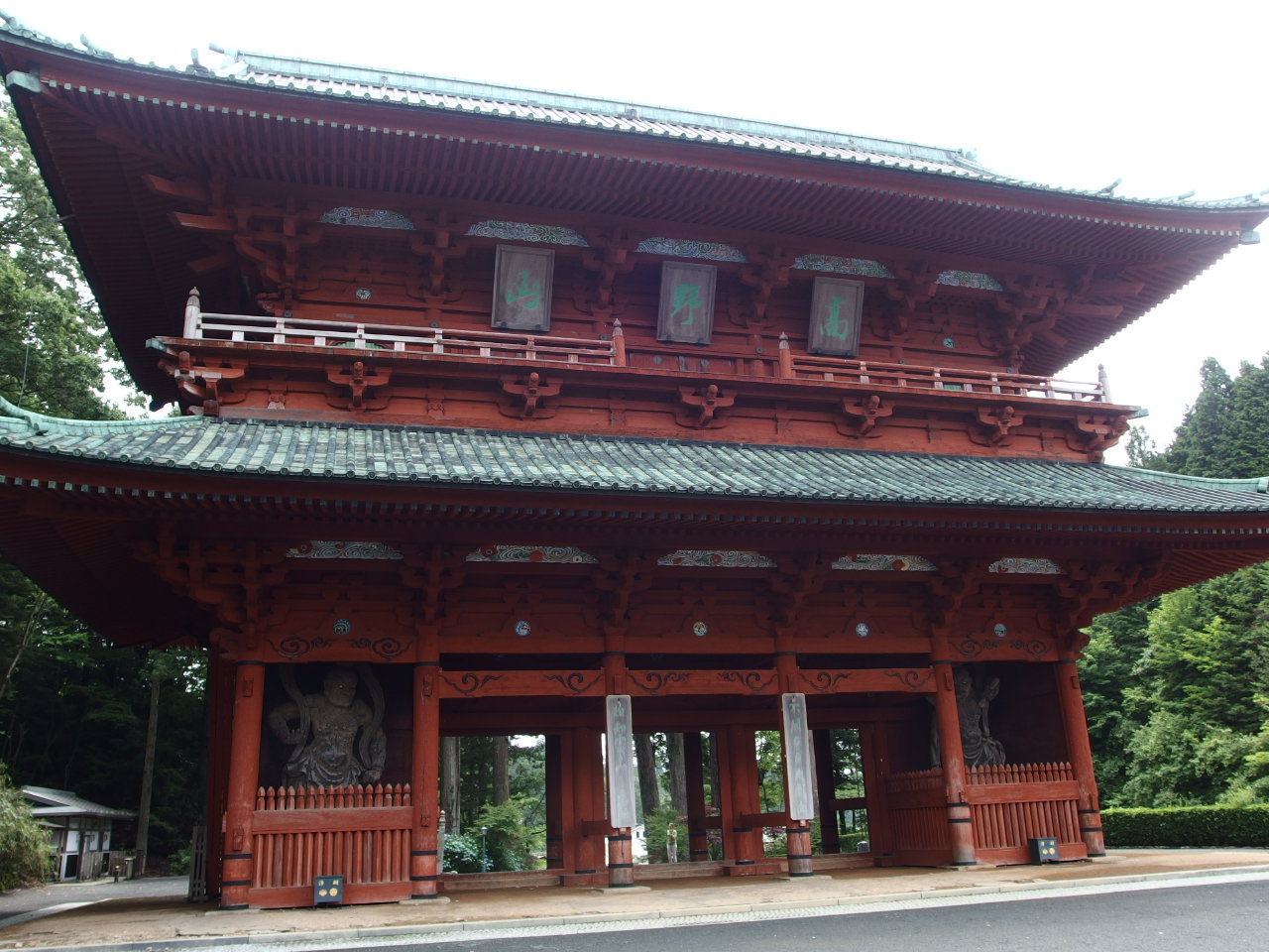 大門の紫陽花 高野山 別格本山 西南院（さいなんいん）