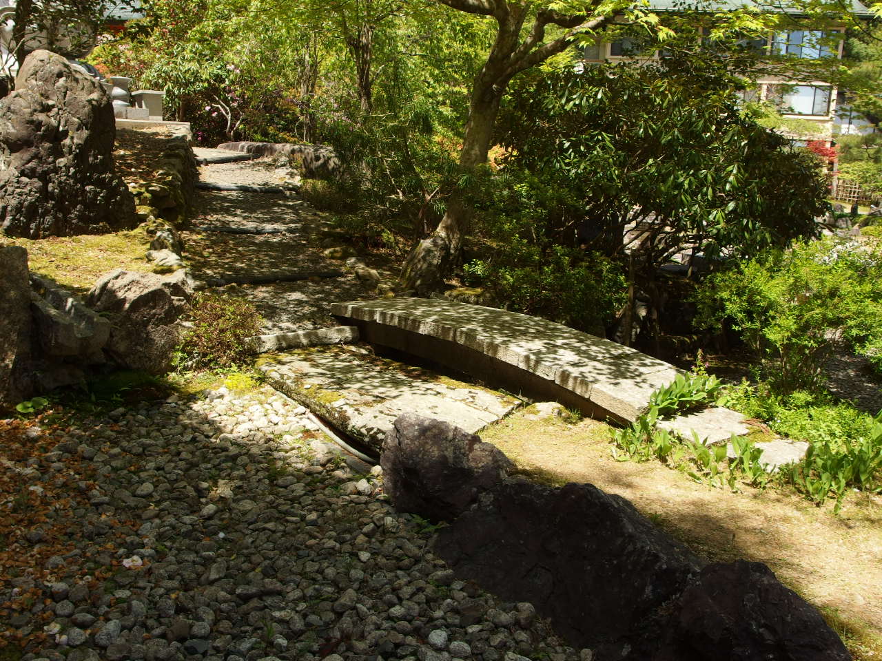 枯山水に架かる橋（その1） 高野山 別格本山 西南院（さいなんいん）