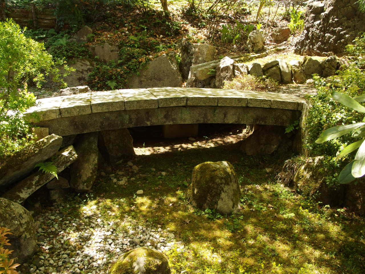 枯山水に架かる橋（その1） 高野山 別格本山 西南院（さいなんいん）